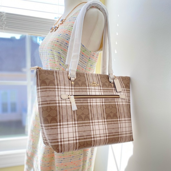 Coach | Bags | Coach Gallery Tote Bag In Signature Canvas With Hunting ...